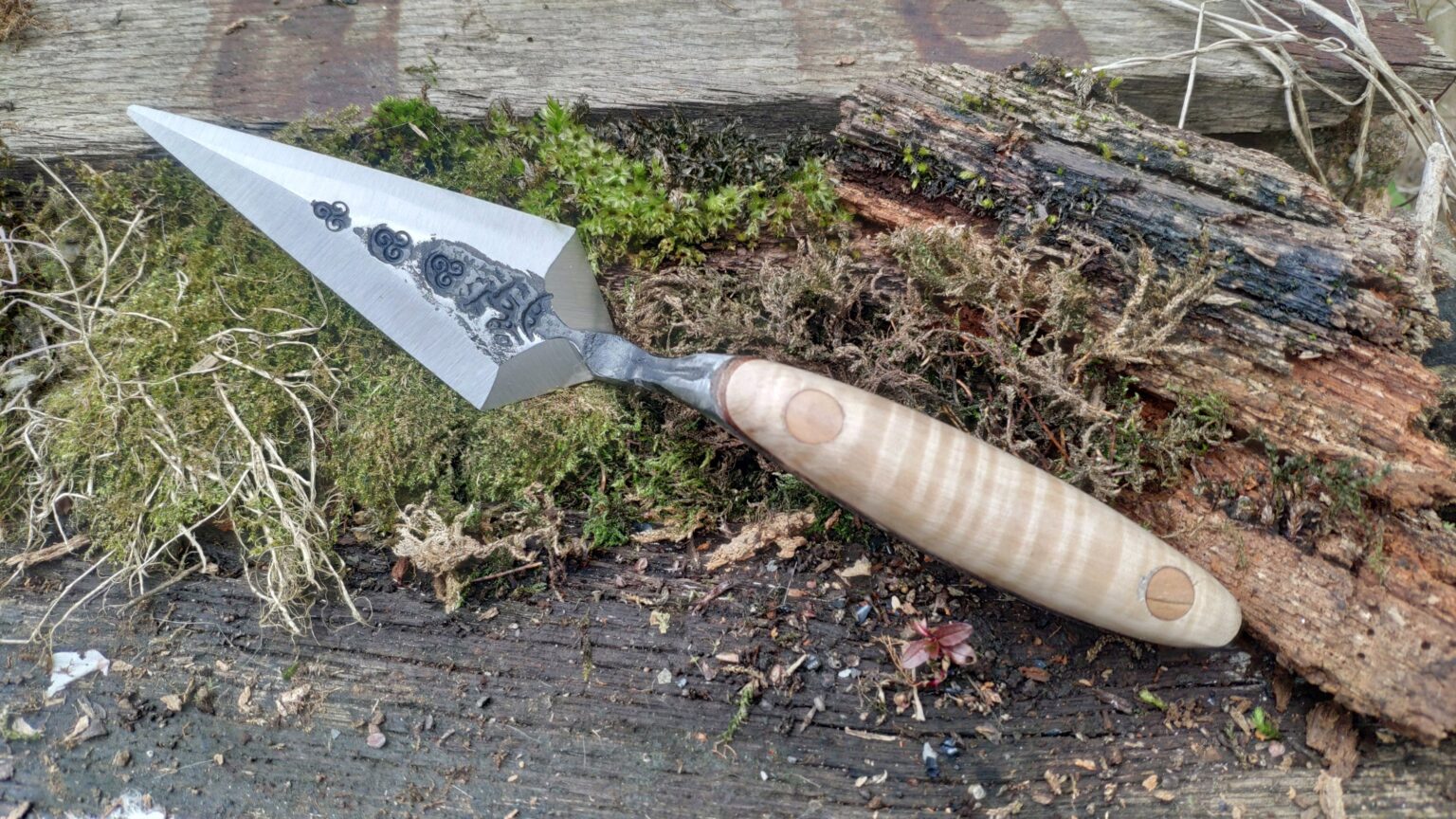 Medium Archaeology Trowel - Anvil And Yew